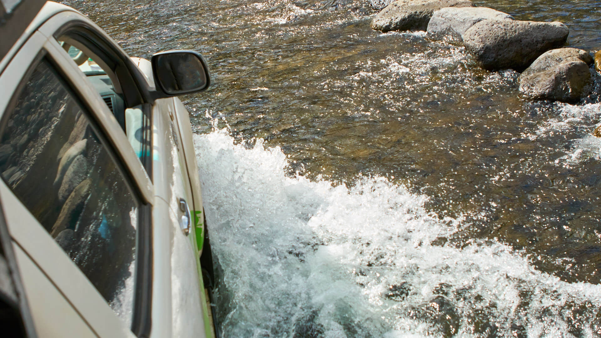 Crossing through water with a 4WD vehicle | Fleettorque | Fleetcare